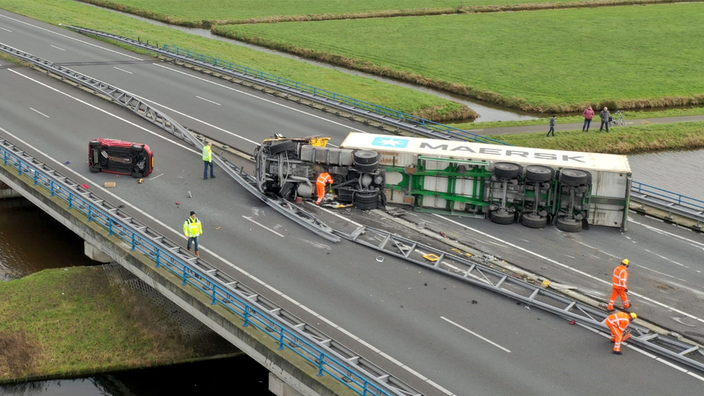 Ongeluk tussen vrachtwagen en auto op N11: twee gewonden - Studio Alphen