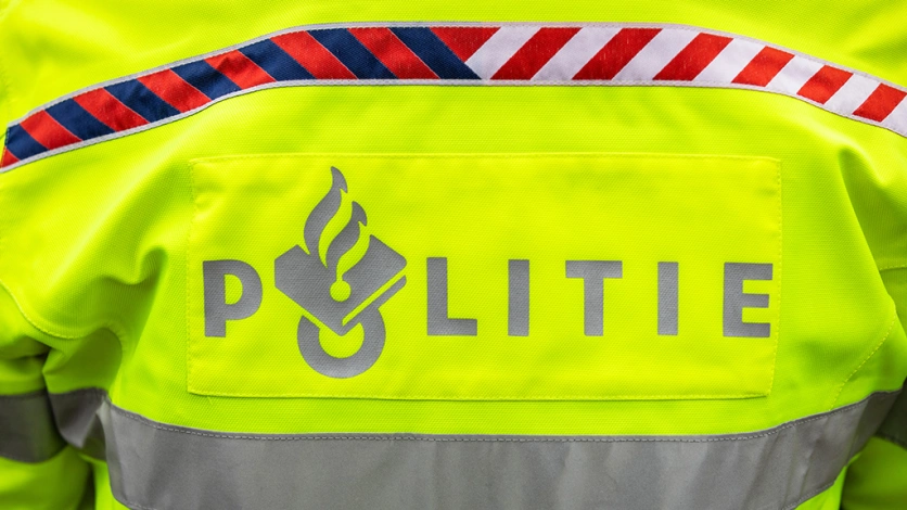 Politie houdt man aan met zwaar vuurwerk, drugs en wapens op zak, ook ...