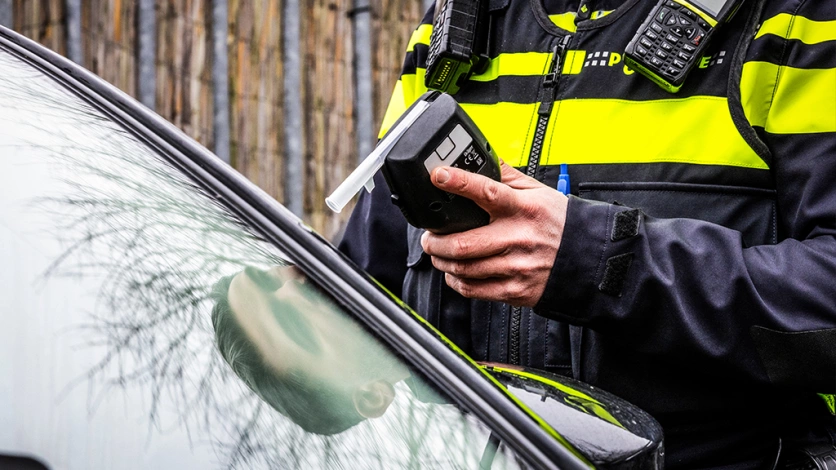Dronken automobilist rijdt slingerend over N207 en blijkt al jaren geen ...
