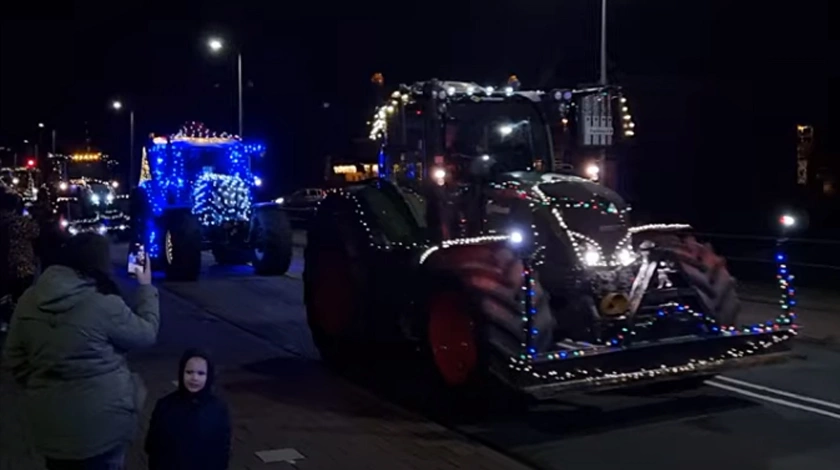 Tientallen verlichte tractors rijden in optocht door dorpen - Studio Alphen