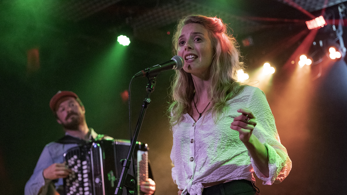 Tess Merlot brengt muzikale ode aan ouderlijk huis: ‘Het voelt als een ...