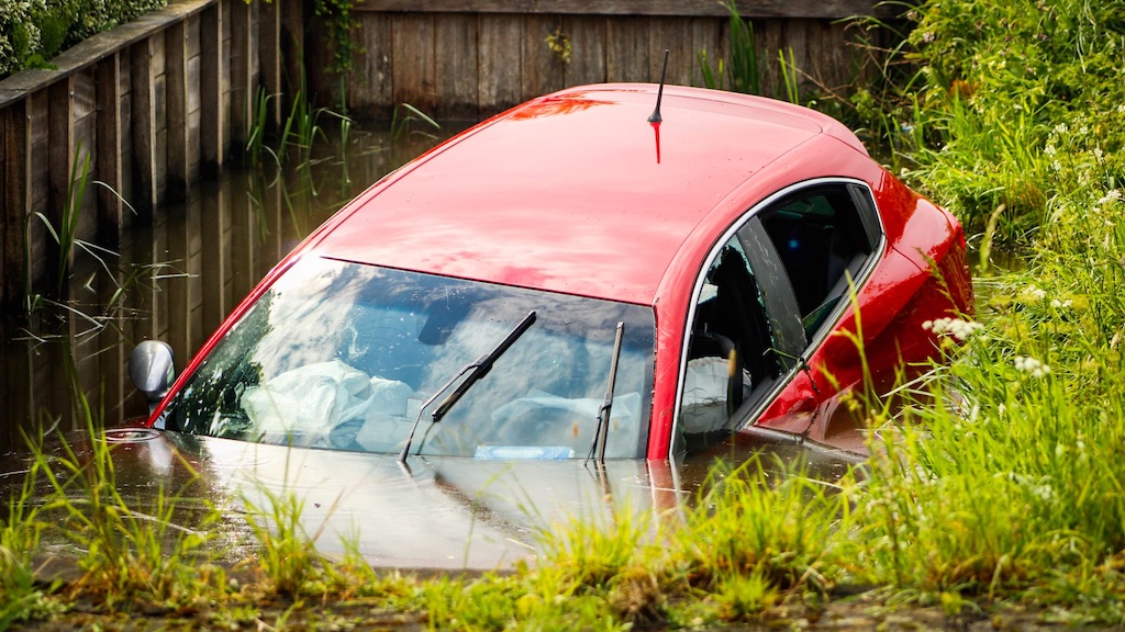 Auto rijdt het water in aan de Hogeveenseweg - Studio Alphen