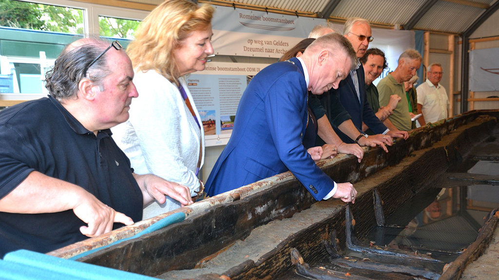 Romeinse boomstamkano naar Museumpark Archeon om geconserveerd te ...