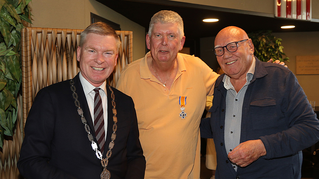 Bestuurslid van Alphense Boys neemt na 40 jaar afscheid en ontvangt ...
