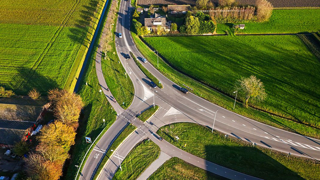Nieuwe rotonde op provinciale weg bij Benthuizen moet verkeer veiliger ...