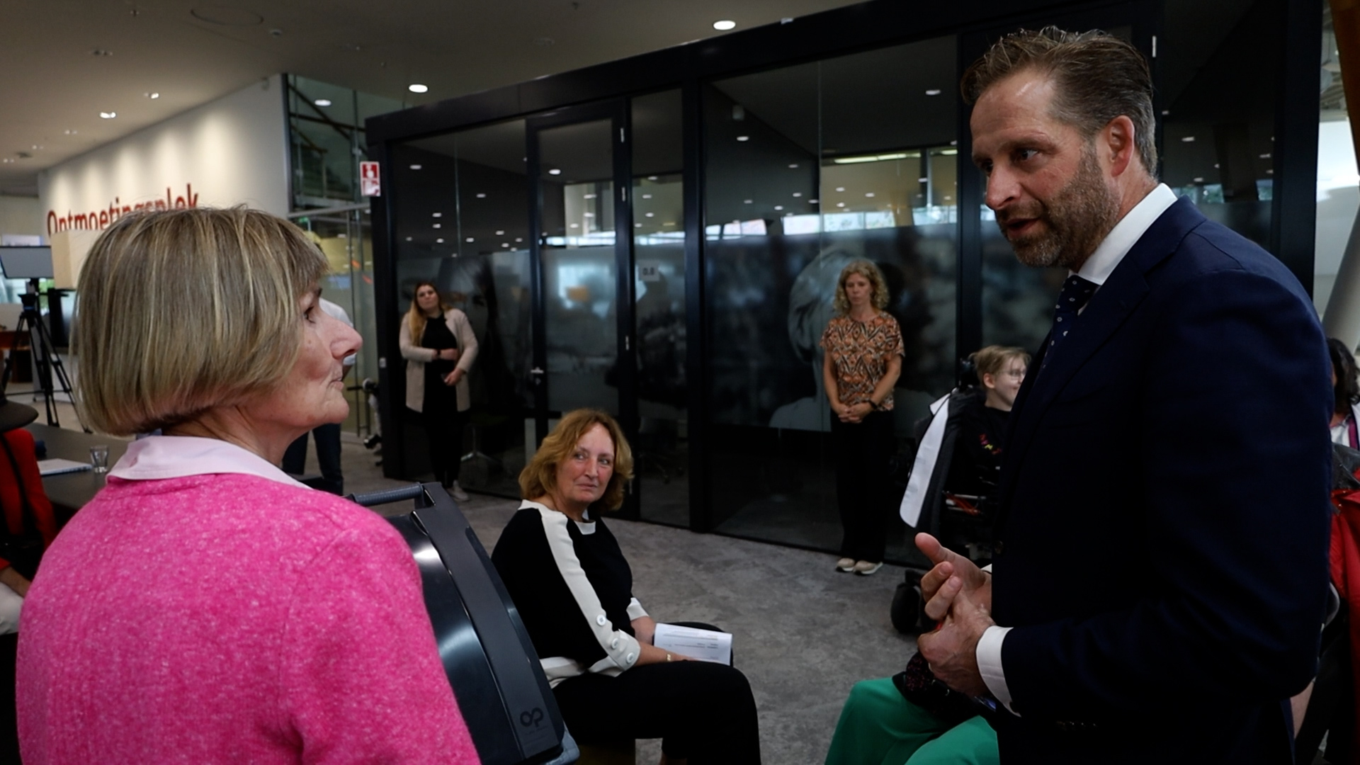 Alphen voert proef uit met klein stembiljet: ‘Je moet twee bolletjes ...