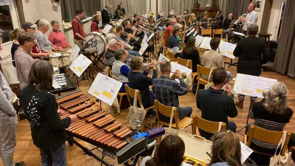 Concert door veertig muzikanten van Nieuw Talent Orkest DSS ...
