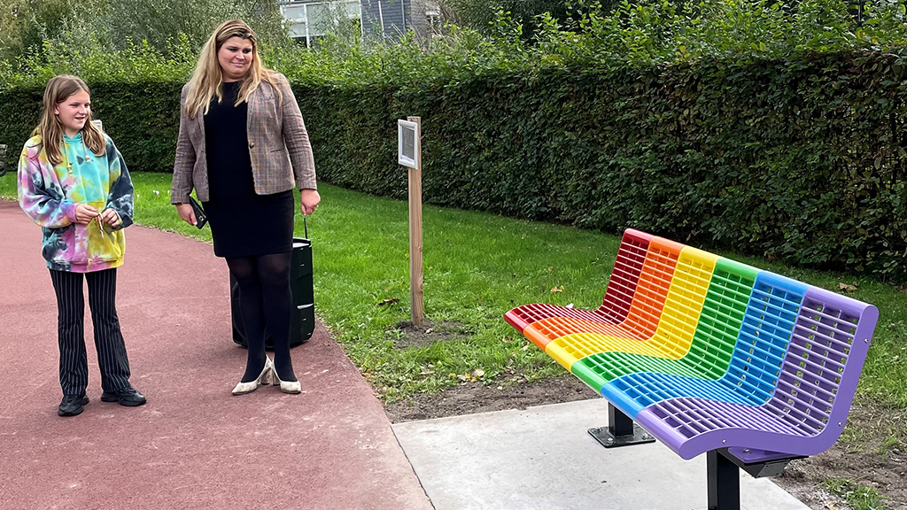 Coming Out Day: Alphen hijst vlag en onthult regenboogbankje - Studio ...