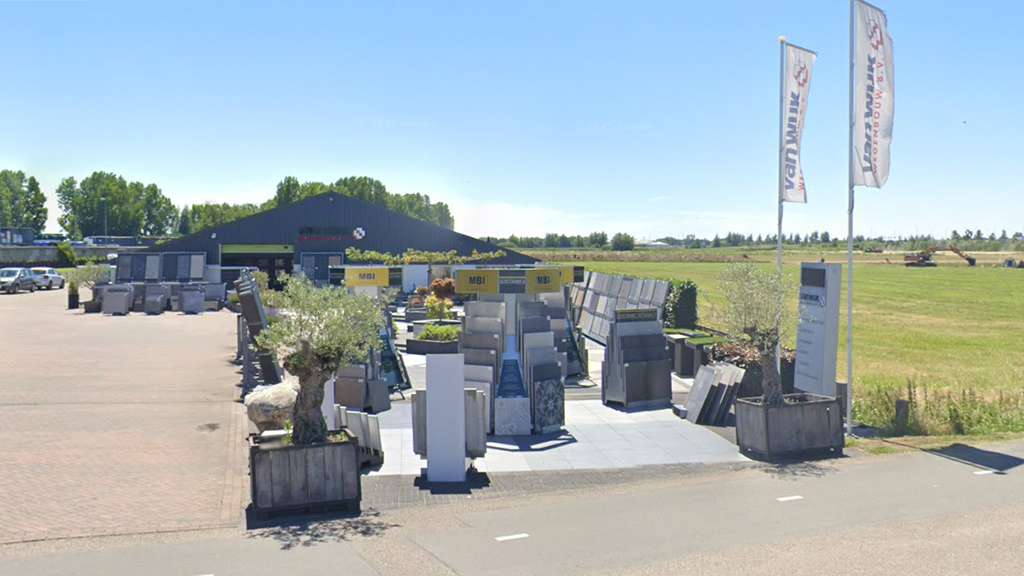 Auto ramt showroom van Mark: ‘Ik kan zo’n grote schade er niet bij ...