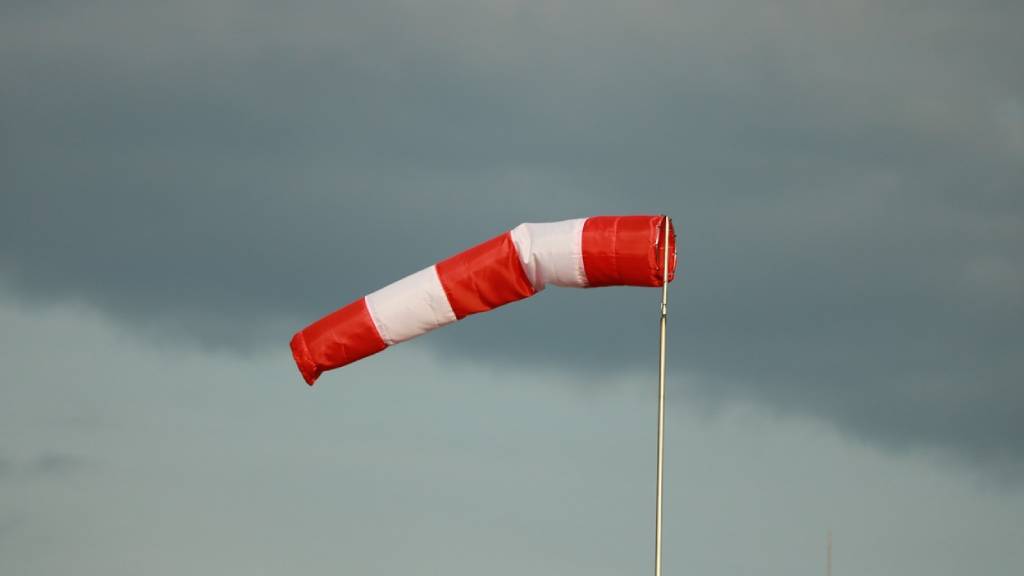 Waarschuwing voor harde windstoten, maandag code geel - Studio Alphen