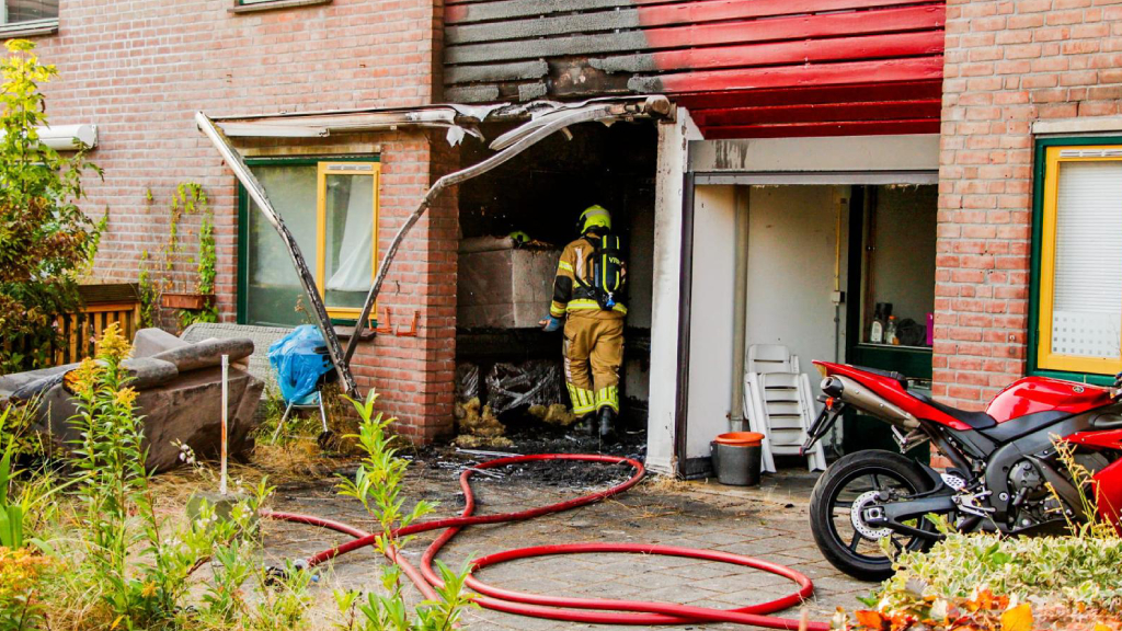 Felle brand verwoest woning, complex ontruimd - Studio Alphen