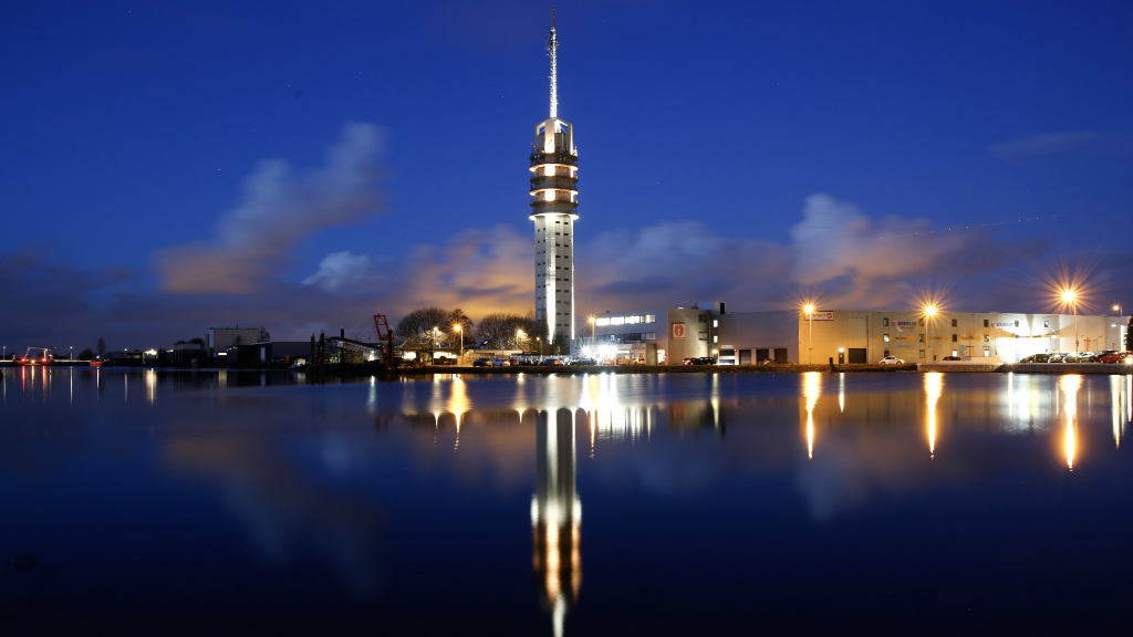 Steunbetuiging gemeente Alphen: Lichtmast kleurt in de vlag van Israël ...