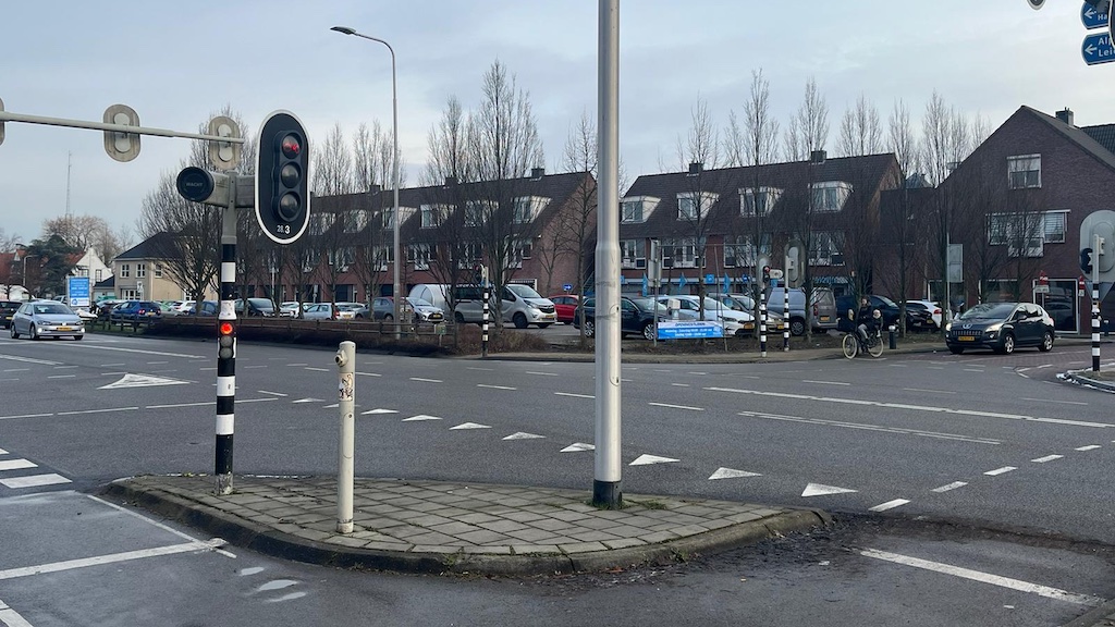 Informatiemarkt over kruispunt en parkeerterrein in Hazerswoude-Dorp ...