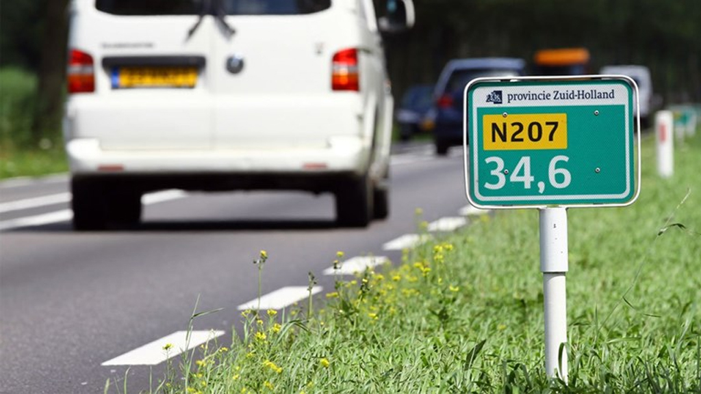 Dollemansrit over N207, 50-jarige Alphenaar haalt vrachtwagen in met ...