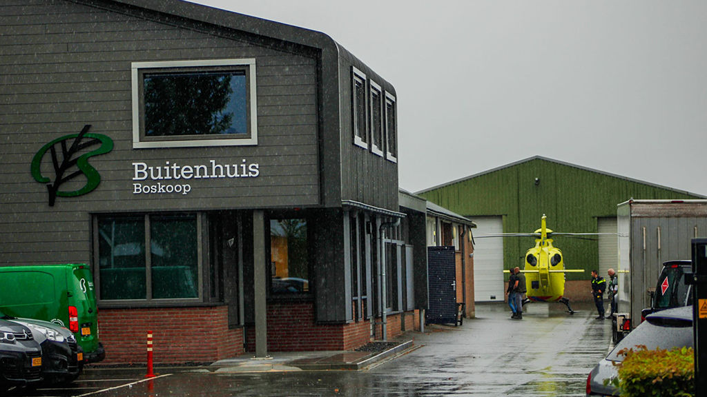 Ongeluk met steekvlam op boot in Boskoop, traumahelikopter ter plaatse ...