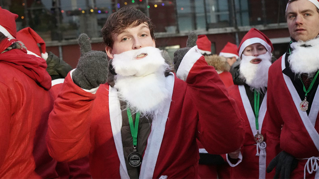 ‘Hoe fouter de kerstoutfit, hoe beter’ tijdens Foute Kerstloop in ...